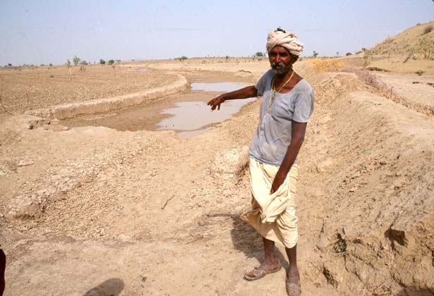 The trip to India in 2000/32-02-GVVS-Rampura-Farmer-at-Khadin